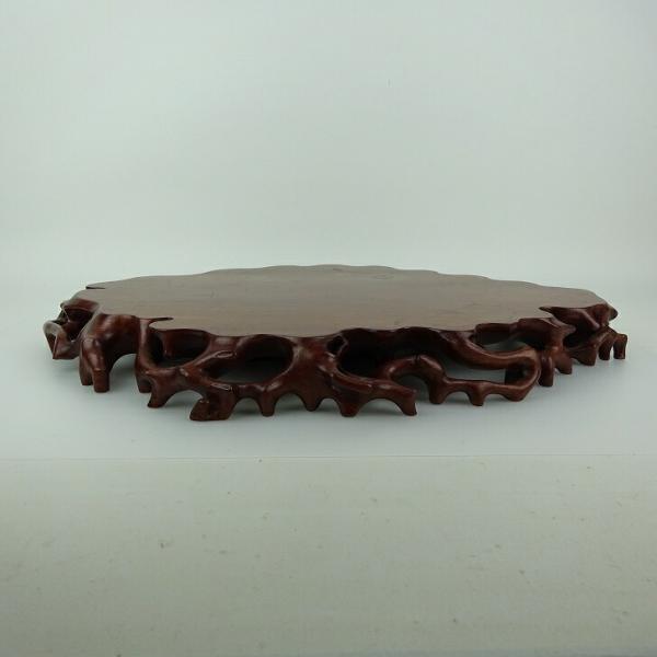 品名 　根卓　(卓台・小品卓)サイズ 　高さ　約4センチ　　横幅　約42センチ　奥行　約32.5センチ商品状態 　キズ、カケがあります。　中古品の為、画像に写っていない小さなヒビ、欠け、キズ、汚れなどある場合があります。注意点 　モニターの...