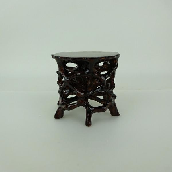 品名 　根卓　(卓台・小品卓)サイズ 　高さ　約 8.5センチ　　横幅　約 10.5センチ (天板 約9.5センチ)　奥行　約 10.3センチ商品状態 　中古品の為、画像に写っていない小さなヒビ、欠け、キズ、汚れなどある場合があります。注意...