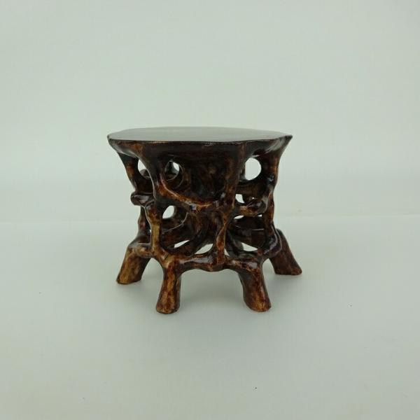 品名 　根卓　(卓台・小品卓)サイズ 　高さ　約 6.8センチ　　横幅　約 9センチ (天板 約8センチ)　奥行　約 9センチ商品状態 　中古品の為、画像に写っていない小さなヒビ、欠け、キズ、汚れなどある場合があります。注意点 　モニターの...