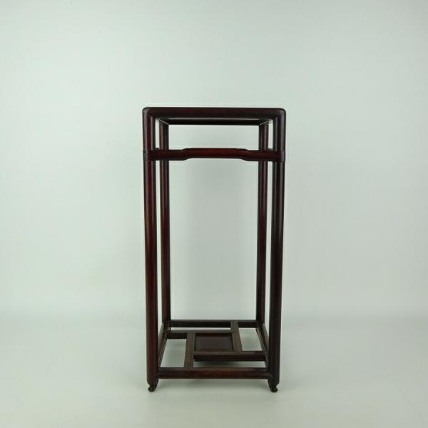 品名 　高卓　(卓台/小品卓)サイズ 　高さ　約 37センチ　　横幅　約 17.5センチ　奥行　約 17.5センチ商品状態 　キズがあります。　一部外れやすくなっています。　中古品の為、画像に写っていない小さなヒビ、欠け、キズ、汚れなどある...