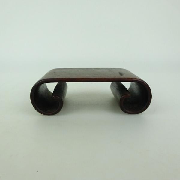 品名 　花台　 (卓台・小品卓)サイズ 　高さ　約 3センチ　　横幅　約 9.2センチ　奥行　約 5センチ商品状態 　キズ、シール跡があります。　中古品の為、画像に写っていない小さなヒビ、欠け、キズ、汚れなどある場合があります。注意点 　モ...