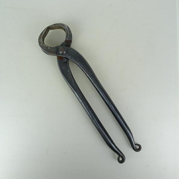 商品名 　根切　剪定ばさみ（芳光）サイズ 　全長　約 26.2 センチ　刃渡　約 1.8 センチ商品状態 　サビがあります。　経年変化による劣化摩滅がある場合があります。　ご了承の上、ご注文くださいますようお願いいたします。注意点 　モニタ...