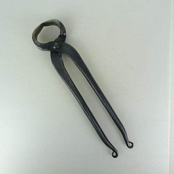 商品名 　根切　剪定ばさみ（芳光）サイズ 　全長　約 28 センチ　刃渡　約 1.9 センチ商品状態 　サビがあります。　経年変化による劣化摩滅がある場合があります。　ご了承の上、ご注文くださいますようお願いいたします。注意点 　モニターの...