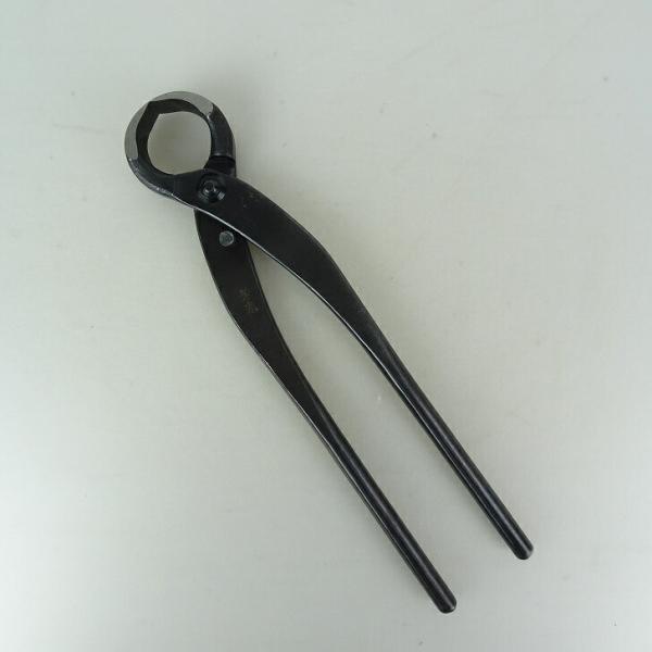 商品名 　根切　剪定ばさみ（芳光）サイズ 　全長　約 27 センチ　刃渡　約 1.9 センチ商品状態 　経年変化による劣化摩滅がある場合があります。　ご了承の上、ご注文くださいますようお願いいたします。注意点 　モニターの発色具合によって、...