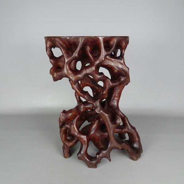 品名 　根卓　(卓台・小品卓)サイズ 　高さ　約 38.7センチ　　横幅　約 33センチ　奥行　約 24センチ商品状態 　中古品の為、画像に写っていない小さなヒビ、欠け、キズ、汚れなどある場合があります。注意点 　モニターの発色具合によって...