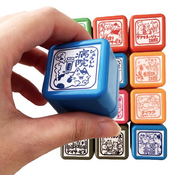 家族の予定や、利用者さんの予定をカレンダーにポンポン捺せる浸透印スタンプです。かわいいネコちゃんのスタンプで忘れないようスタンプしちゃいましょう！インクを補充して何度も使えます！●スタンプのサイズ/約33.6×33.6×39.3ミリ●スタン...