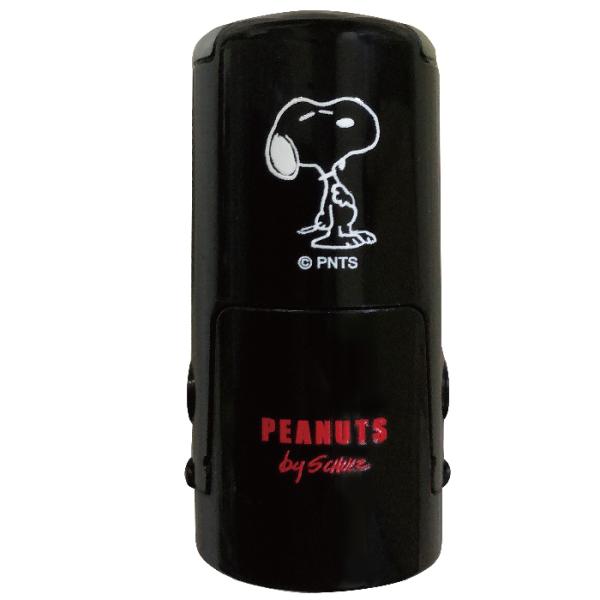 【送料無料！】かわいいイラスト入りの「スヌーピー日付印R-５１７D」です。スタンプ台内蔵なので、これひとつでポンポン捺せます。書体は６書体から選べ、細かい文字も、くっきり捺印できます。 ●印面サイズ/１５mm 印面部は付属の申込書（パッケー...