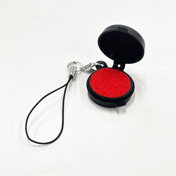 現在銀色のものを出荷予定ですが、出荷時期によってはストラップの金具の色が金古美になる場合がございます。金古美色をご希望の場合ご要望欄に記入をおねがいします。※在庫状況によってはご要望にお答え出来ない場合がございますのでご了承ください。※スト...