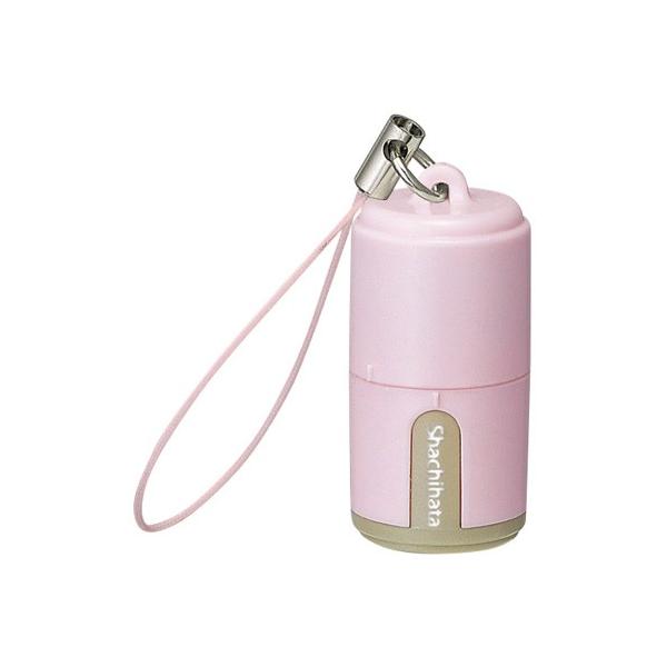 【商品名】シャチハタ  プチネーム メールオーダー式  ペールピンク【特長】身につけられるプチサイズ。どこでもサッとなつ印！携帯に便利なストラップ付き。ネーム印のプチサイズです。ボディー色に合わせたストラップ付で、携帯電話やネックホルダーな...