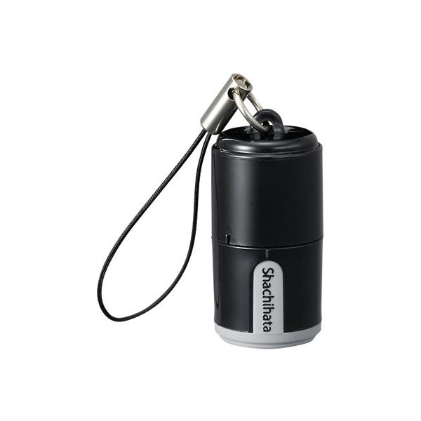 【商品名】シャチハタ  プチネーム 【メールオーダー式】 ブラック【特長】身につけられるプチサイズ。どこでもサッとなつ印！携帯に便利なストラップ付き。ネーム印のプチサイズです。ボディー色に合わせたストラップ付で、携帯電話やネックホルダーなど...