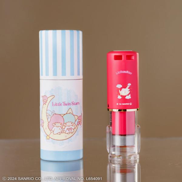 【発売日：2024年10月22日】かわいいキキ＆ララと出会えるはんこがリニューアルして登場！！※文字数は漢字のみ3文字、ひらがな・カタカタのみ4〜5文字、アルファベットのみ6文字までとなります。　文字数が多いと文字が小さくなったり、潰れやす...