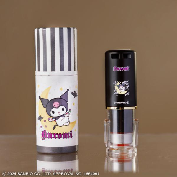 【発売日：2024年10月18日】かわいいクロミと出会えるはんこがリニューアルして登場！！※文字数は漢字のみ3文字、ひらがな・カタカタのみ4〜5文字、アルファベットのみ6文字までとなります。　文字数が多いと文字が小さくなったり、潰れやすくな...