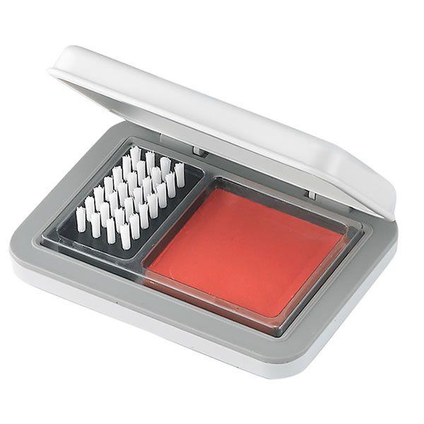 印判の汚れを取って、快適なつ印。環境に配慮した素材を使用。ゴム印にも安心して使えます。 清掃用ゴムは天然ゴム再生品を、枠・底部にはABS再生樹脂、ブラシ・トレイには非塩ビ素材を採用し、環境に優しい素材を商品づくりに活かしました。印鑑やゴム印...