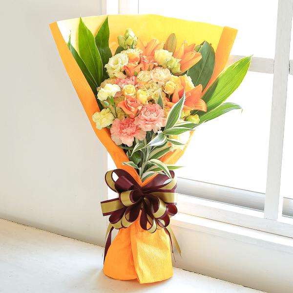 オレンジ色の透かしユリをメインに、オレンジ色や黄色の花々を鮮やかに集めました。ビタミンカラーは元気や笑顔を届けたい気持ちが伝わります。 お誕生日や男性への贈り物にもオススメです。お花の丈を長く生かした豪華に見えるロングステムタイプですので、...