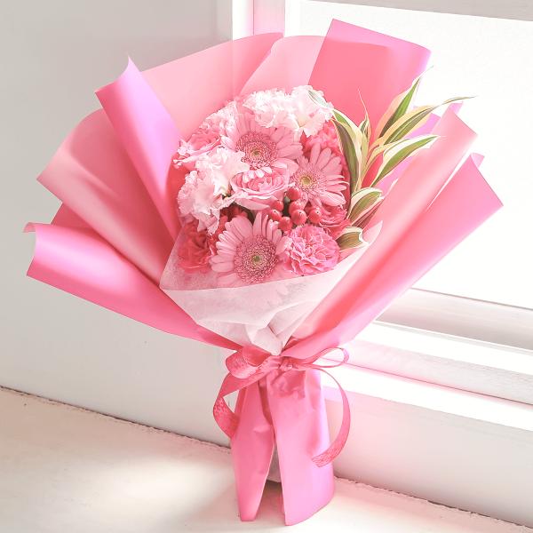 可愛らしいピンク色のガーベラとバラをメインに、ふんわり優し気なトルコキキョウなどの花々を集めました。 仕上げに人気の韓国風ラッピング。花束に合わせたピンク色のペーパーをヒラヒラとひだのように重ねてボリュームを出し、花束をより豪華で可愛い仕上...