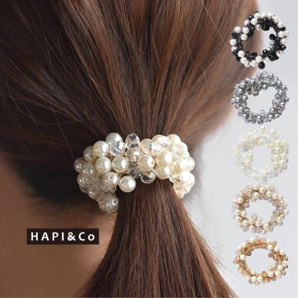 キラキラ輝くクリアビジューとパールがふんだんに使われた上品で華やかなシュシュ。ボリュームがあっていつものコーデのワンポイントに！オールシーズン使えてシーンを選ばない便利な定番ヘア小物。急なお出かけでもサッと使えてオシャレをキープ！シンプルな...