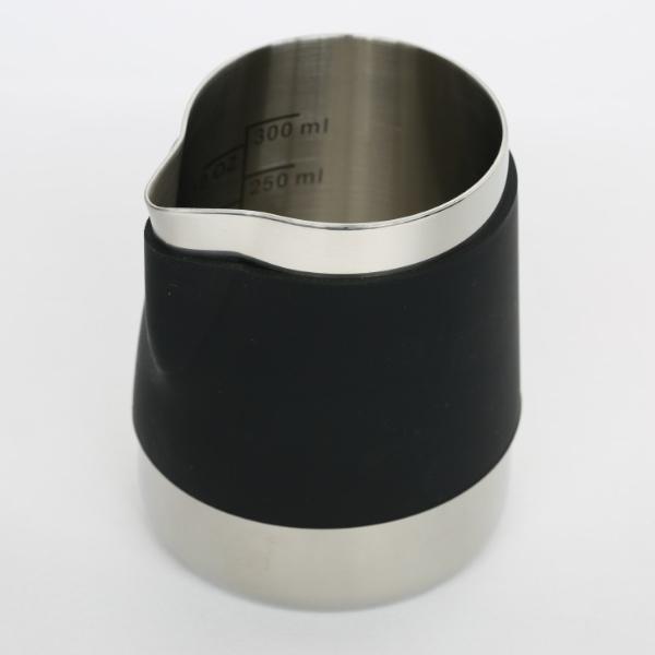 12オンスのラテアートピッチャーです。取っ手がない、ハンドルフリーで柔軟なラテアートが可能です。ブランド：ラトルウェア商品名：エスプレッソサプライ ラトルウェア ハンドルフリー ミルクピッチャー 12オンス英語商品名：Rattleware ...