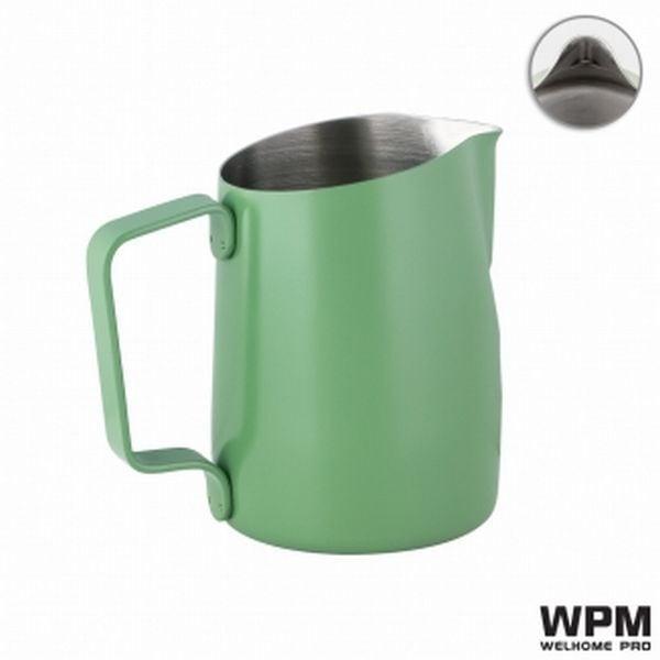 WPM 450cc Milk Pitcher (Wide Spout)香港・WPM社の450ccミルクピッチャーです。ワイドスパウトです。＜特徴＞・上部が斜めにカットされていることで、ミルクの流量がコントロールしやすくなっています。・丸いス...