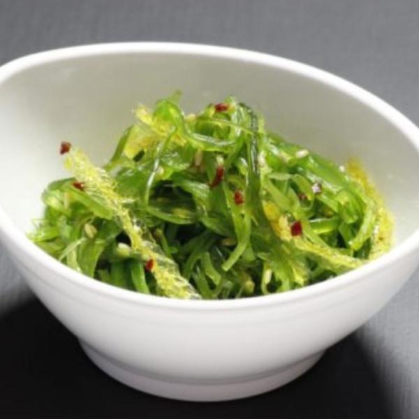 シャキシャキ歯ごたえが嬉しい茎わかめに、寒天・唐辛子・胡麻を加え、胡麻油で仕上げたヘルシーな海藻サラダです。温かいご飯にも、酢飯にも合います。用途：小鉢物原材料：茎わかめ、胡麻、寒天等味付状態：ごま風味コストコ　人気※在庫以上の数量をご希望...