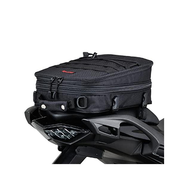 ・ブラック 7-12L 97241・・Size:7-12L・用途使い勝手の良いA4サイズで、乗降時に足が当たりにくい低めな仕様のバイク用シートバッグ。容量可変式だからイザという時の容量アップも可能です。・仕様1簡単・確実・きれいにバイクへ固...