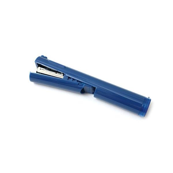 スティッキールステープラー・ネイビーブルー  S4763238・・Color:ネイビーブルー・本体サイズW18×H114×D20mm・重さ22g・内容10号針50本まで装填可能・仕様後部のボックスに小物を収納可能・材質PC、スチール、PP