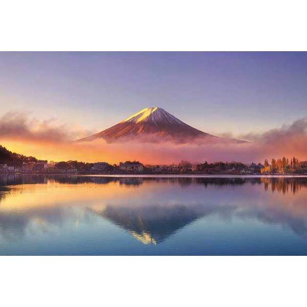 -/-/1000-856・朝焼けに染まる富士山は、空のグラデーションとともに幻想的な姿を見せます。 赤や橙の光が山頂を包み、湖面に映る逆さ富士も美しく、静寂の中に荘厳な雰囲気が漂います。 特に田貫湖や朝霧高原が人気のスポットです。