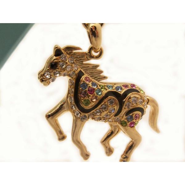 スワロフスキークリスタルを使用した手造りのイヤホンジャックアクセサリー。馬は、旺盛な生命力を象徴する動物です。 財運と福を、招く縁起物とされています。　受験生の合格祈願に、素敵な贈り物として も、活用できます。馬年の幸運を願うお守りとしても...