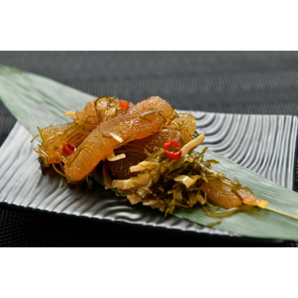 道南地方の郷土料理の松前漬けに数の子を７０％加えた数の子松前漬け。北海道産の真昆布とがごめ昆布の旨味と、するめいかの旨味、数の子の食感をお楽しみいただけます。一つ一つの具材を計量し、袋に詰める手作りの松前漬けです。ご飯のおかず、お酒の肴やお...