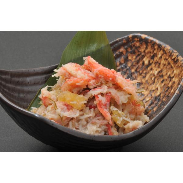 北海道　道南地方の郷土料理で昔から親しまれてきた昆布とスルメの松前漬に本ずわいがに入れうまみを一層強くした商品です。歯ざわりの良い数の子を加えた豪華な松前漬です。