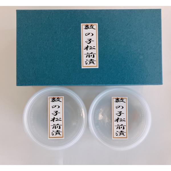 道南地方の郷土料理の松前漬けに数の子を７０％加えた数の子松前漬け。北海道産の真昆布とがごめ昆布の旨味と、するめいかの旨味、数の子の食感をお楽しみいただけます。一つ一つの具材を計量し、袋に詰める手作りの松前漬けです。プラスチックの樽に入ってお...