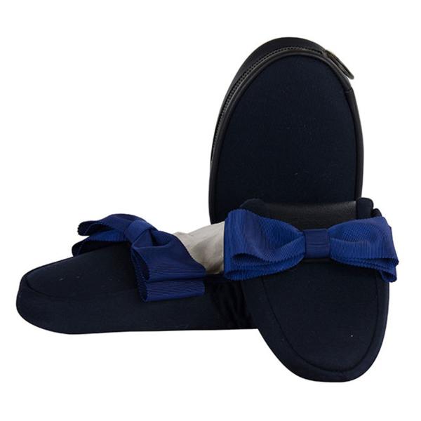 ≪着脱可能なリボンクリップ付≫日本製高級携帯用スリッパ【お母様用・濃紺】リボンクリップの着脱によりシーンに応じて使い分けが可能！●2つ折りにして付属ポーチに収納可能●足回りゴムで脱げにくい●量産品とは違う日本職人製【サイズ】足の実寸23.0...