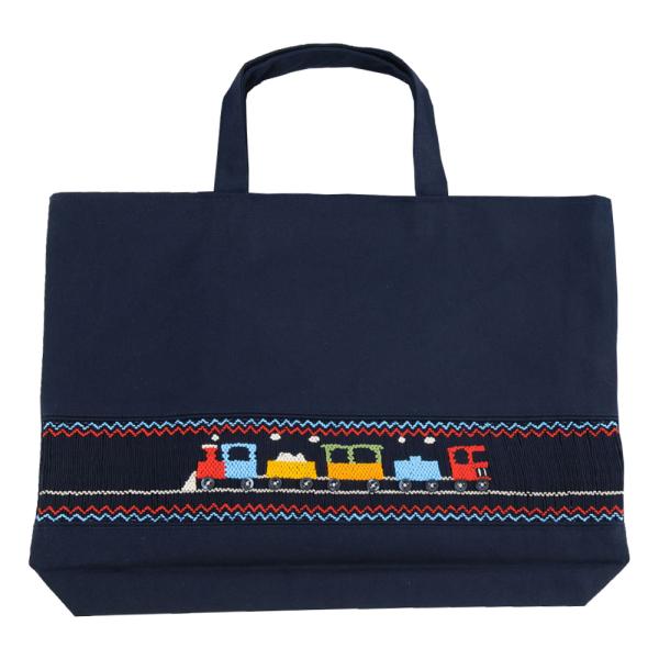 新入学・新学期、お受験準備に刺繍はすべて手作業で一針一針丁寧に刺してあります。厚手のしっかりした紺色無地の生地を表地に使用しています丁寧な縫製ですので、重くなりがちな本類をたくさん入れても大丈夫です。内ポケットと裏地付きウォッシャブル、丸洗...