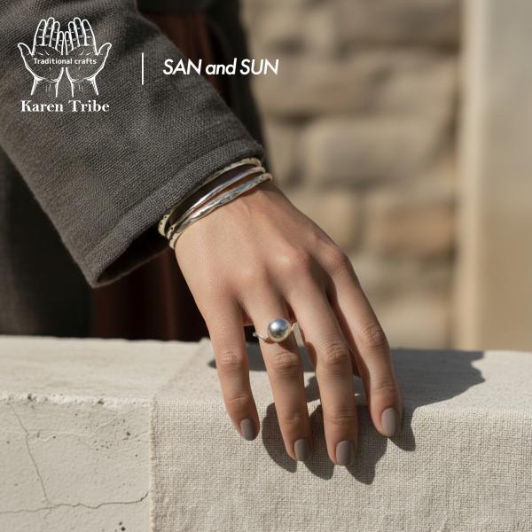 ■商品説明 BALL WAVE RING直径1cmのボールモチーフが付いており、リングがウェーブがかった指輪です。■カレンシルバーについて タイの山岳民族・カレン族が手作りする高純度シルバー（純度95%以上）。 シルバー925よりも純度が高...