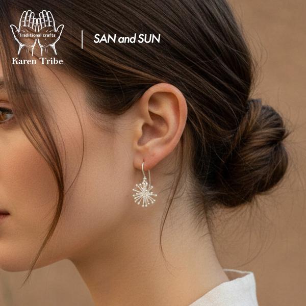 ■商品説明 STARBURST EARRINGS銀河同士の衝突などにより、一度に大量の星が形成される現象「スターバースト」モチーフのピアスです。■カレンシルバーについて タイの山岳民族・カレン族が手作りする高純度シルバー（純度95%以上）。...