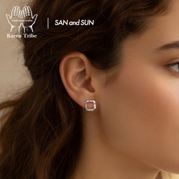 ■商品説明 SQUARE EARRINGSスクエアモチーフのピアスです。■カレンシルバーについて タイの山岳民族・カレン族が手作りする高純度シルバー（純度95%以上）。 シルバー925よりも純度が高いため、独特の柔らかな質感と落ち着いた光沢...