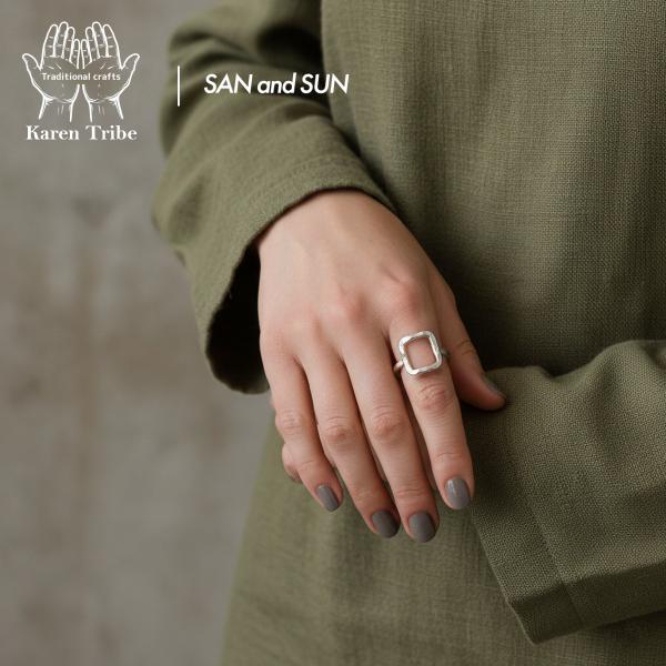 ■商品説明 SQUARE RING直径13mmの四角モチーフの指輪です。■カレンシルバーについて タイの山岳民族・カレン族が手作りする高純度シルバー（純度95%以上）。 シルバー925よりも純度が高いため、独特の柔らかな質感と落ち着いた光沢...