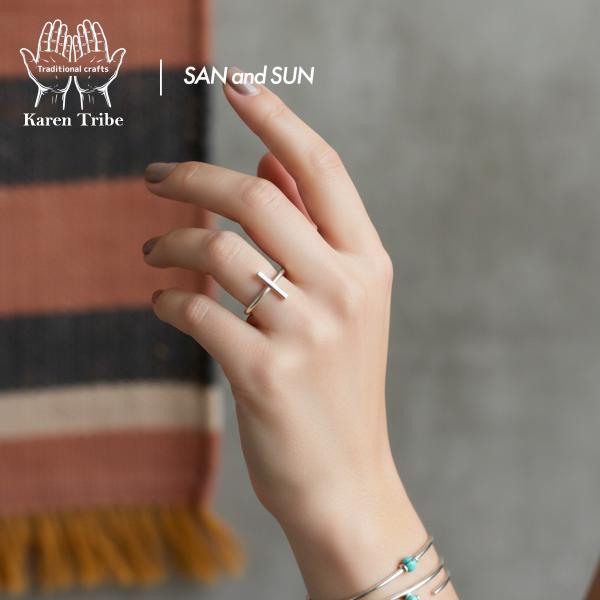 ■商品説明 T BAR RINGTバーリングです。約1cmのバーとなります。■カレンシルバーについて タイの山岳民族・カレン族が手作りする高純度シルバー（純度95%以上）。 シルバー925よりも純度が高いため、独特の柔らかな質感と落ち着いた...