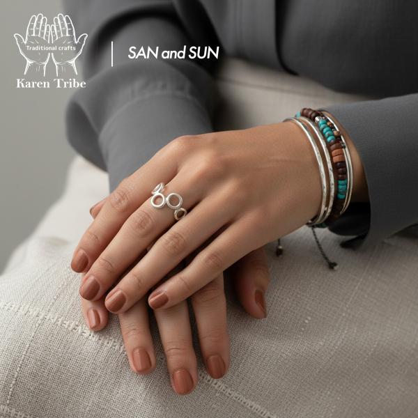 ■商品説明 4 CIRCLE RING4サークルリングです。約8mmのサークルが4つ連なっています。■カレンシルバーについて タイの山岳民族・カレン族が手作りする高純度シルバー（純度95%以上）。 シルバー925よりも純度が高いため、独特の...