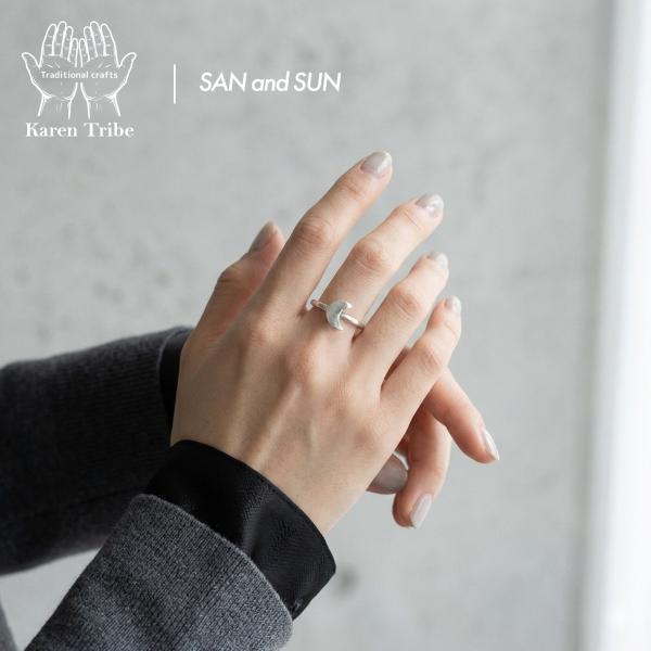 ■商品説明 CRESCENT MOON RING■カレンシルバーについて タイの山岳民族・カレン族が手作りする高純度シルバー（純度95%以上）。 シルバー925よりも純度が高いため、独特の柔らかな質感と落ち着いた光沢を楽しめるのが魅力です。...