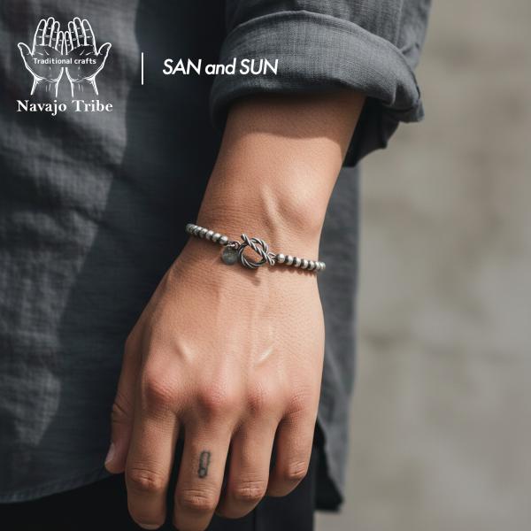 【商品説明】 NAVAJO PEARLS BRACELET1コマ約3mmの丸型パールブレスレットです。【ナバホジュエリーについて】 ナバホ族は19世紀半ば、メキシコの銀細工師から技法を学んだことで、ネイティブアメリカンの中で最初にシルバージ...