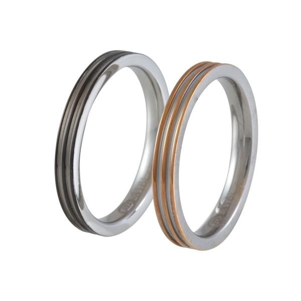 【材質】：サージカル ステンレス スティール 316L【刻印】：316L【最大幅・厚み】：幅約2.5mm　厚み約 1.65mm 【重さ】：約1.6gこちらの商品は2本セットでの価格となっております。ピンク・ブラックの3つのラインが施されたス...