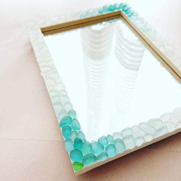 ビーチコーミングで集めたシーグラスを使いました。ダブルグラデーションにシーグラスを並べてみました眺めながら海を感じていただければと思います[詳細]材質 : 木製、枠にシーグラスサイズ : 約15cm×約20cm×約1.5cm【ご注意】※お使...