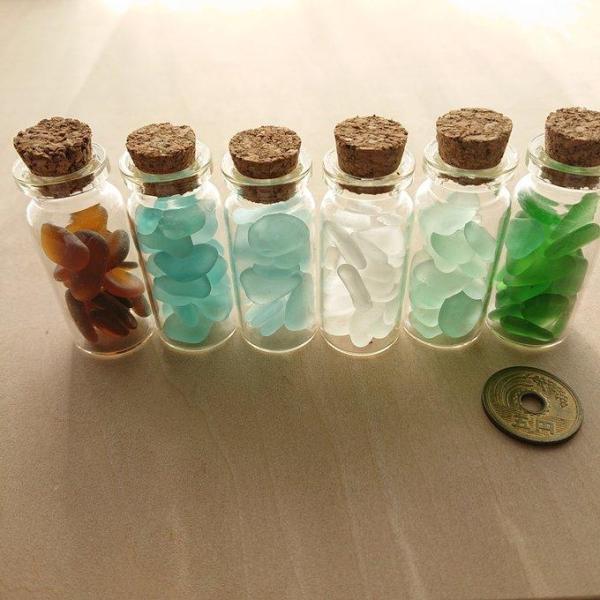 湘南の海で集めた可愛いシーグラスたちを詰めてみましたそのままお部屋のインテリアとして飾ったり、シーグラスを出して鉢植えに飾ったり、ご自身のハンドメイド作品の材料にしたり。いろいろ楽しんでいただけましたら幸いです【サイズ】1本の容器のサイズ：...