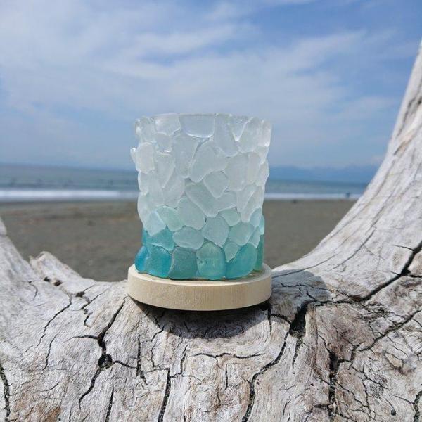 湘南の海岸でビーチコーミングで集めた天然シーグラスをグラデーションに飾った作品です小物入れ、LEDキャンドル等お好みでお使いください【グラスの大きさ】高さ：約6.5cm直径：約6cm【ご注意】※お使いの端末や閲覧環境により、写真と実物の色味...