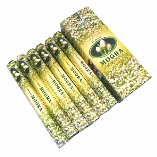 【発売日：2021年01月30日】インドジャスミンの爽やかな香りのお香★こちらのお香は同じ香りの6箱セットです！★配送方法がネコポスの場合は高さ制限の都合上外箱がつきませんので、ご注意下さいませ。長さ：約23ｃｍ内容量：約20本×6箱生産国...