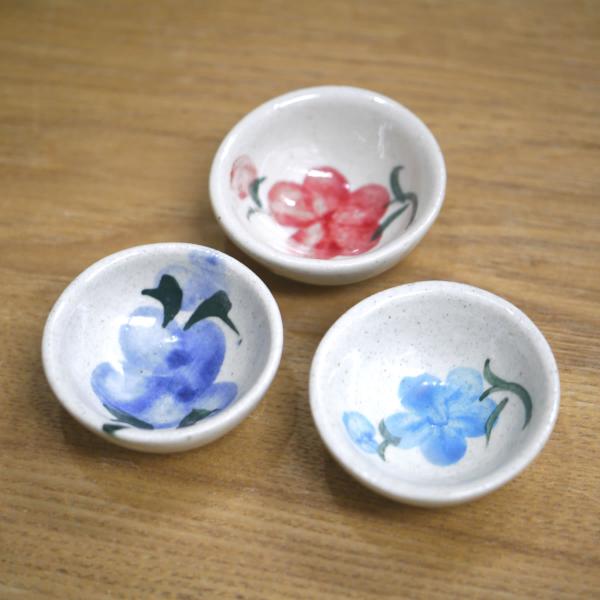 【発売日：2023年07月28日】【ネコポス便配送選択可能です】陶磁器（セラミック）のコーン専用お香たてになります。タイ製ですので作りは雑ですが、それがかえって良い風合いを醸し出しております。大きさはかなり小さいので、コーン1個をのせて使用...