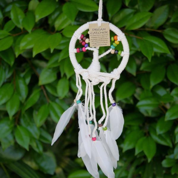 【発売日：2024年07月30日】ネイティブアメリカンの魔除けのお守りで元々は子供たちのためのお守りだったそうです。ドリームキャッチャーの言い伝えは『悪夢は網目に引っかかったまま夜明けと共に消え去り、良い夢だけが網目から羽を伝わって降りてき...