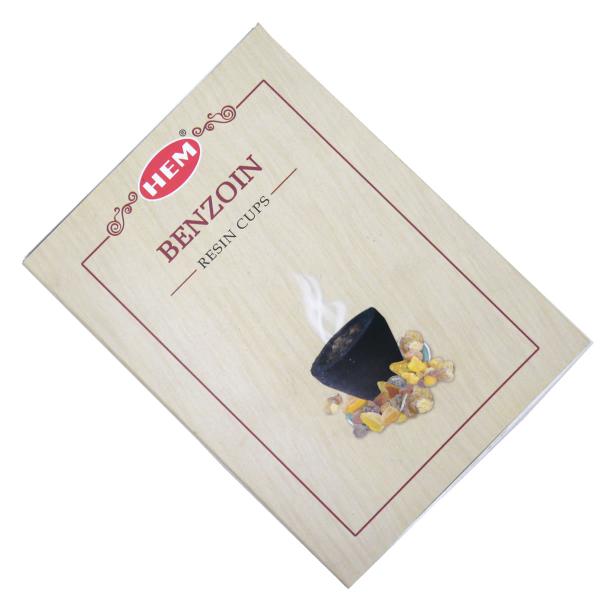 【発売日：2024年10月01日】HEMのレジンカップ ベンゾインになります。燃焼用のレジンカップの上にベンゾイン樹脂を載せたお手軽に 樹脂香の香りを楽しめる商品です。ご使用方法カップに点火してください。火が付きましたら赤くなるまで待ってか...