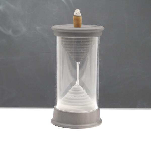 【発売日：2025年04月11日】逆流香香炉の使用方法＆使用上の注意1.逆流香の先端に火をつけてください。2.火が出ましたらそのまま火種が出来るまで炎を消さずに待ちます。3.火種ができましたら火を吹き消します。4.安定感が通常のコーンより悪...