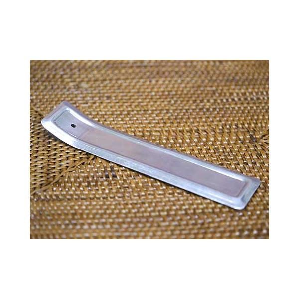 アルミの板をプレスして形にしたお香たてです。※インドイ人による手作業での形成ですので形はいびつです。 サイズ：長さ約14cm幅約3cm厚み約1.5mm生産国：インド素材：アルミニウム注意：手作り製品のため同じ商品でも若干の違い、色合いの違い...